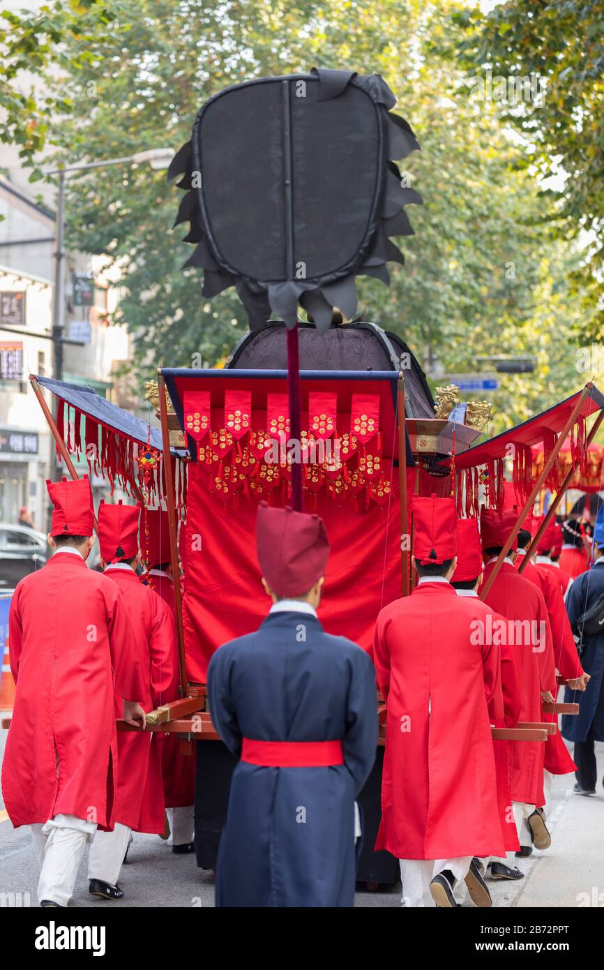 Traditional parade outside Changdeokgung Palace, Seoul, South Korea ...