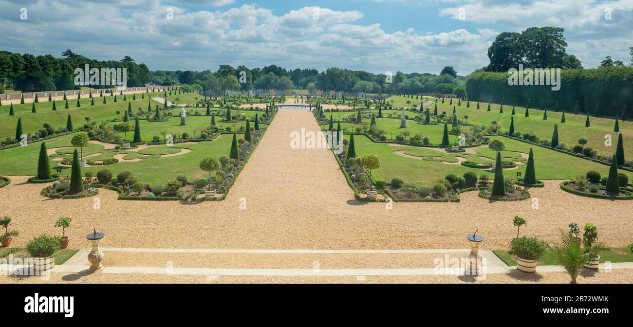 Privy garden hampton court palace hi-res stock photography and images ...