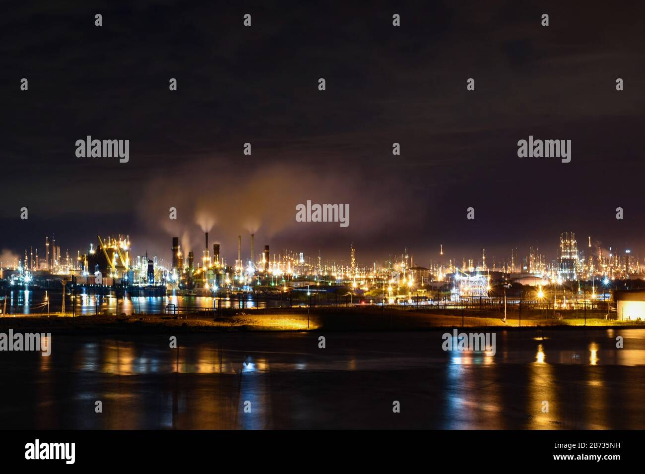 oil refinery night view with lights Stock Photo - Alamy