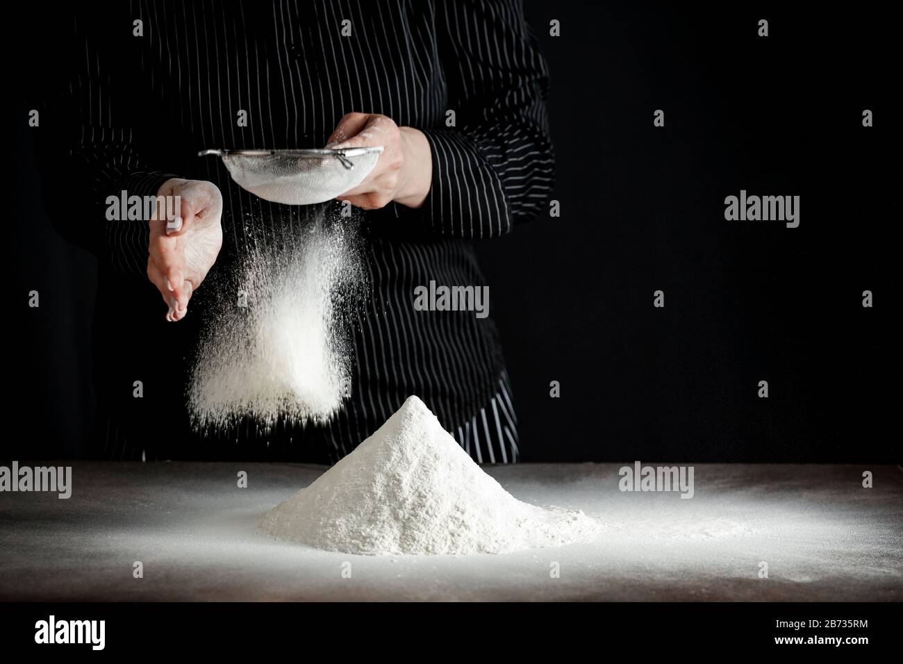 Flour sieving hi-res stock photography and images - Alamy