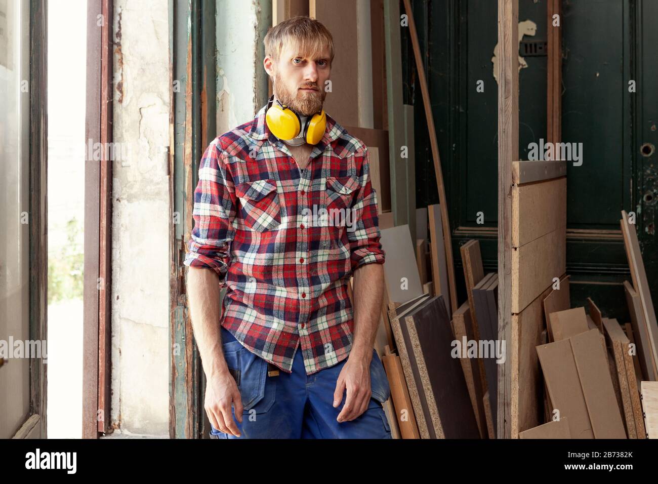 portrait of a workman carpenter in his workshop Stock Photo - Alamy