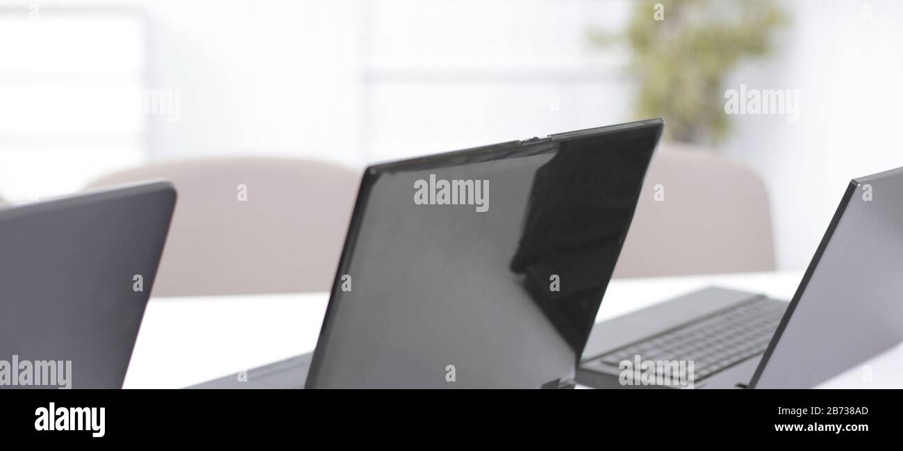 open the laptop on the desktop in a modern office Stock Photo - Alamy