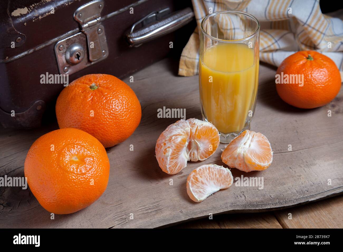 Unpeeled peeled fresh mandarin hi-res stock photography and images - Alamy