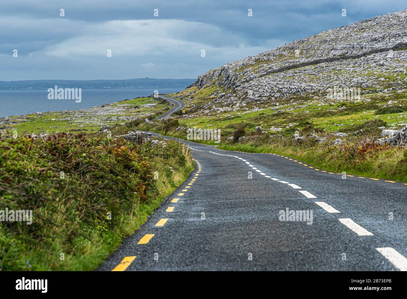 Lonely road in ireland hi-res stock photography and images - Alamy