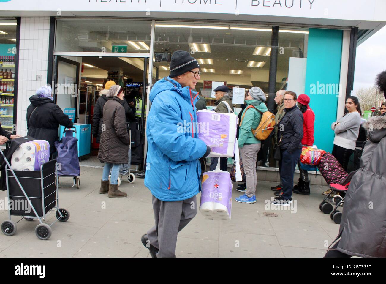 Toilet queue of people do hi-res stock photography and images - Alamy