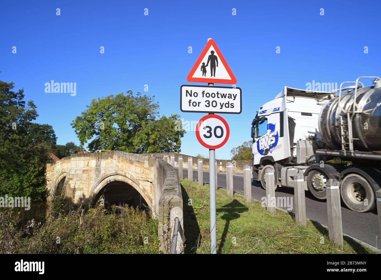 Pedestrians in road ahead sign hi-res stock photography and images - Alamy
