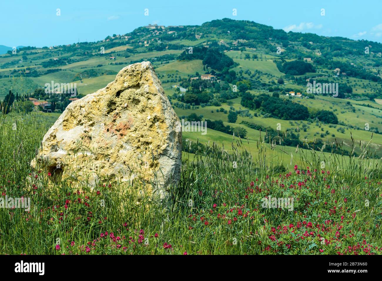 Expansive grass fields in italy hi-res stock photography and images - Alamy