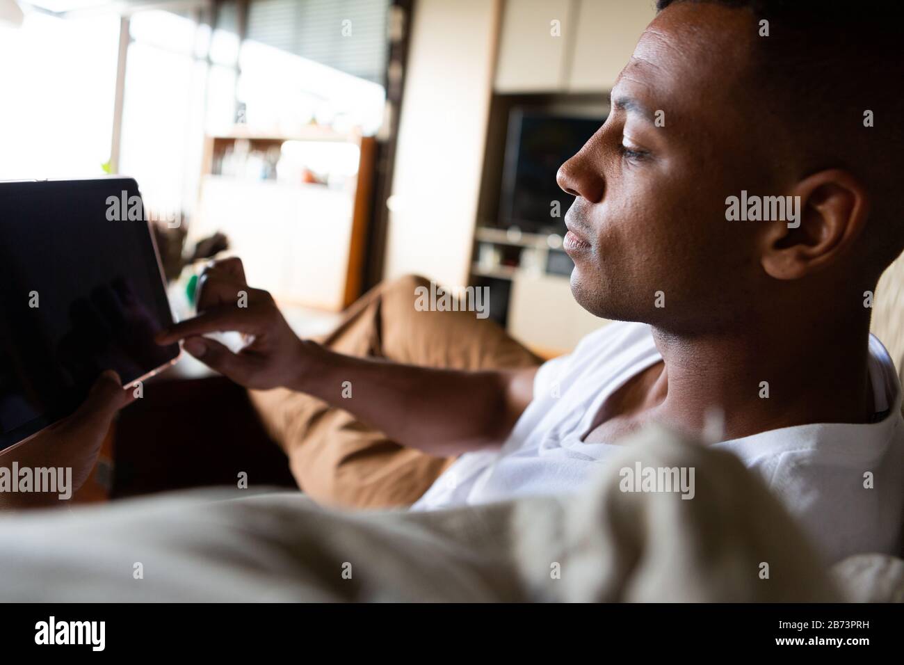Man digital nomad hi-res stock photography and images - Alamy