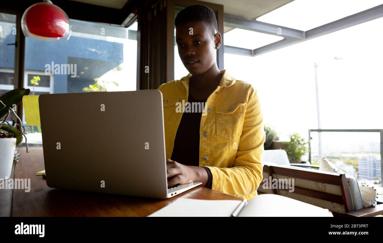 Woman man sitting table laptop hi-res stock photography and images - Alamy
