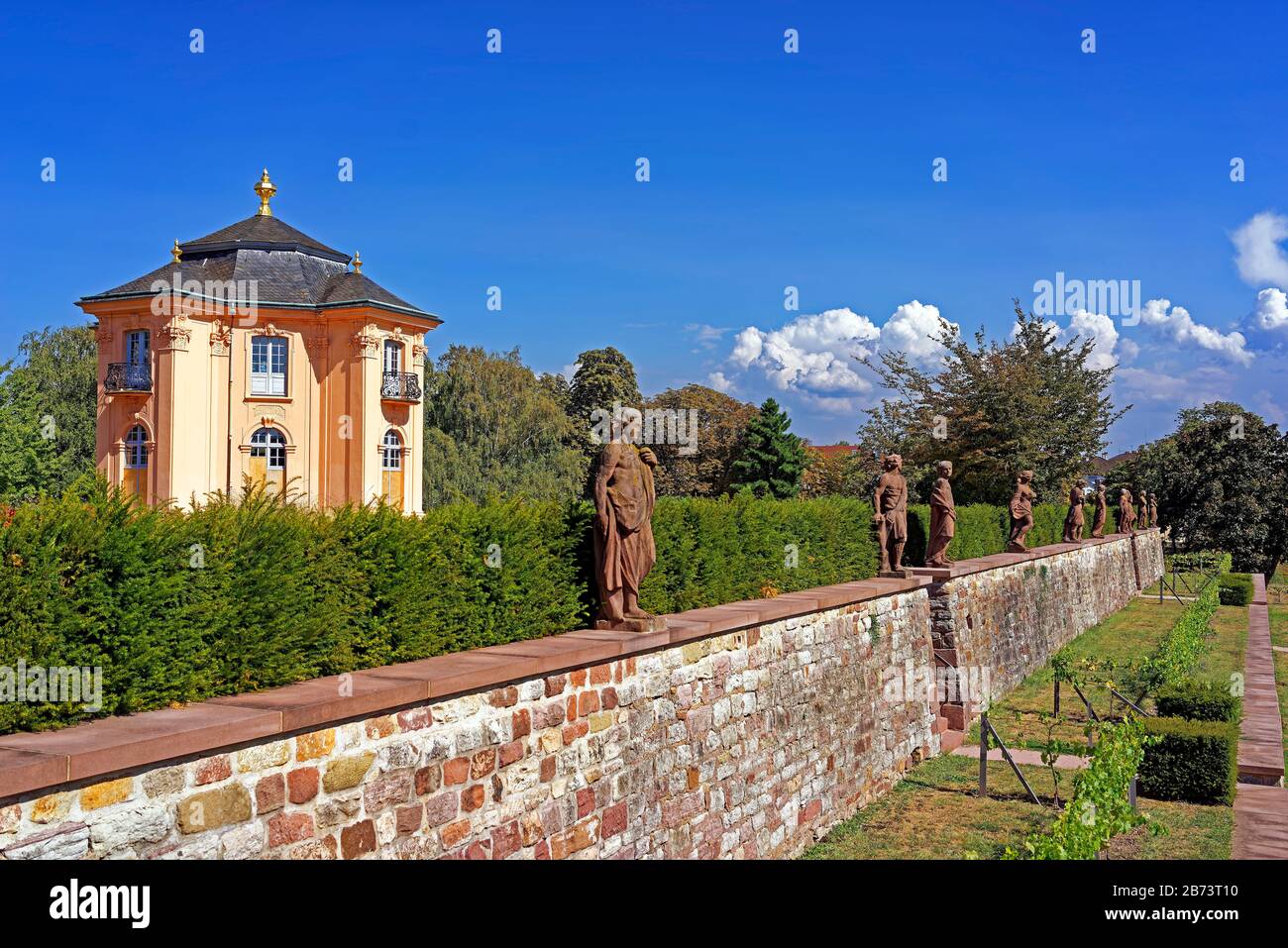 Germany, Baden-Wurttemberg, Rastatt, Kapellenstrasse, Murgpark, vines ...