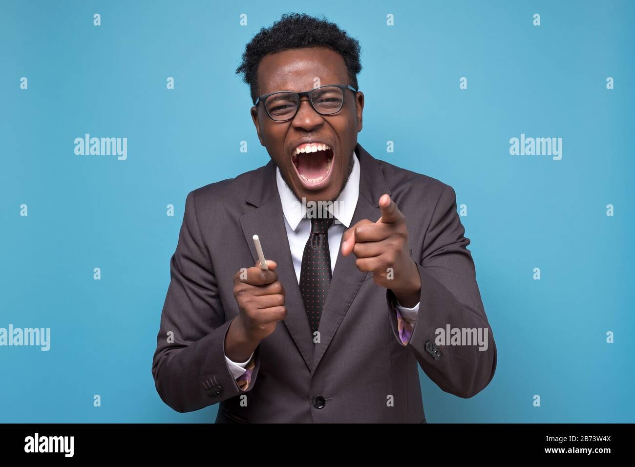 Attractive asian girl from the stench and mad smell covers the nose ...