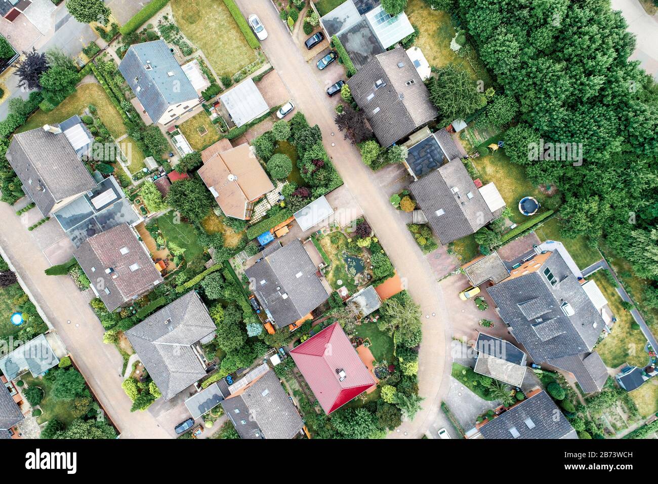 Vertical aerial view of a suburban settlement in Germany with detached houses, close ...