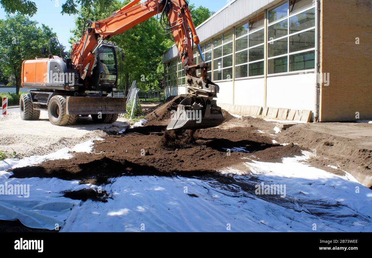 Covers of a geotextile as' protection against toxic soil contamination ...