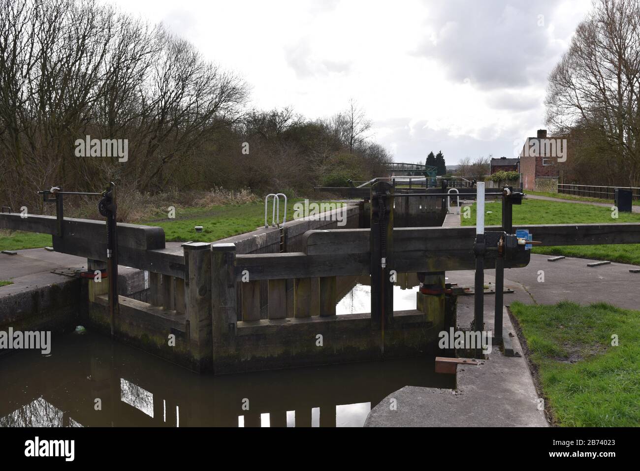 Lock gate leeds liverpool canal hi-res stock photography and images - Alamy