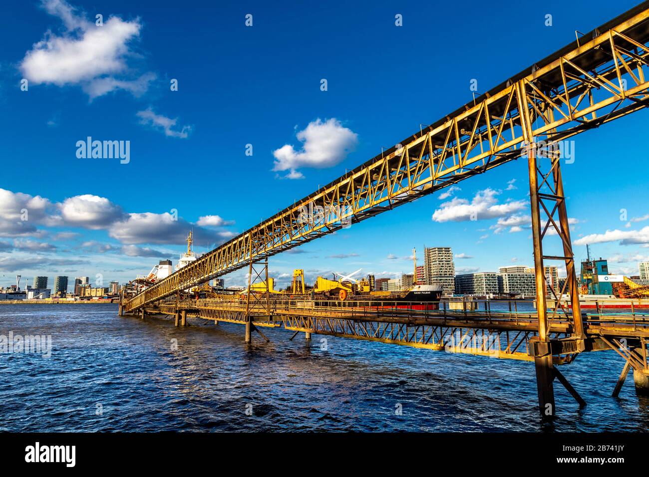 CEMEX Angerstein Aggregates Wharf & Concrete Plant, London, UK Stock ...