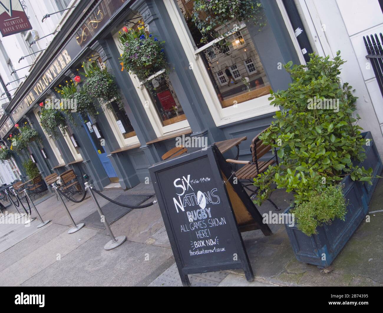 England outside of pub hi-res stock photography and images - Alamy