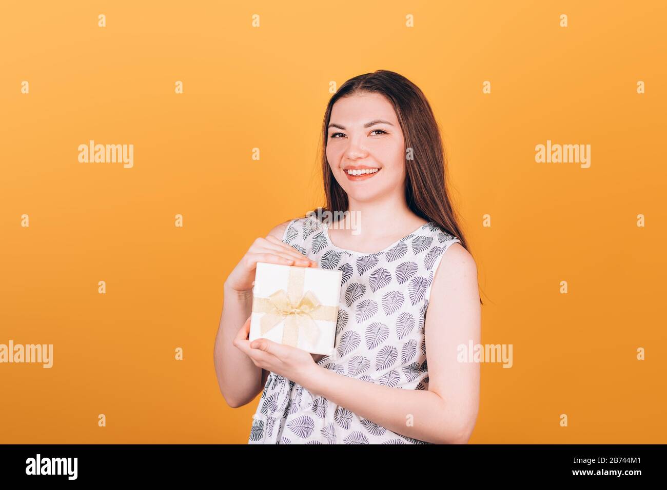 girl holding gift Stock Photo - Alamy