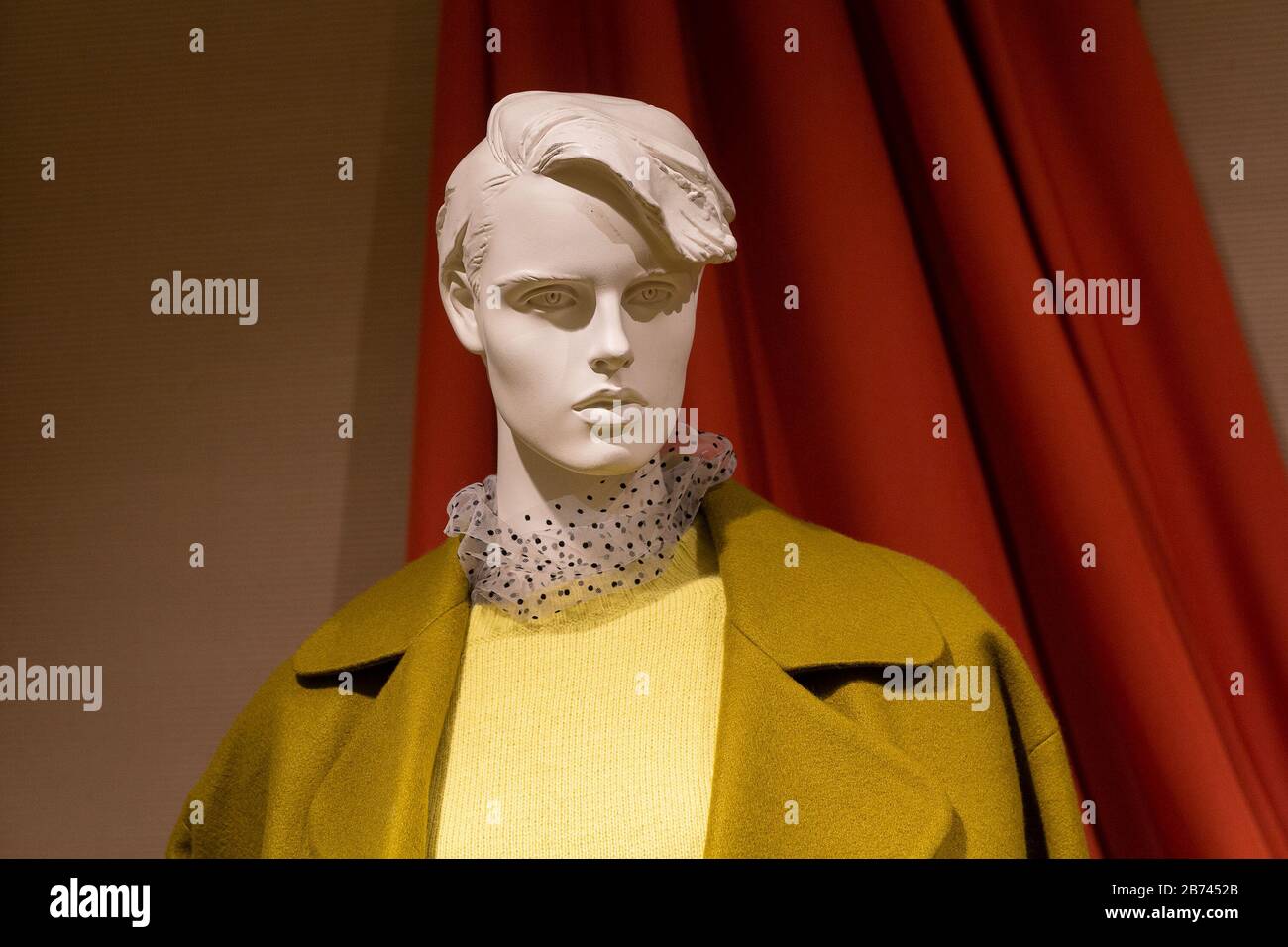 Mannequin in the store. Female mannequins in a shop Stock Photo - Alamy