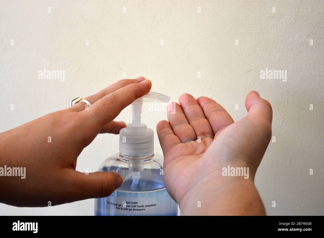 Hand sanitiser dispenser hi-res stock photography and images - Alamy