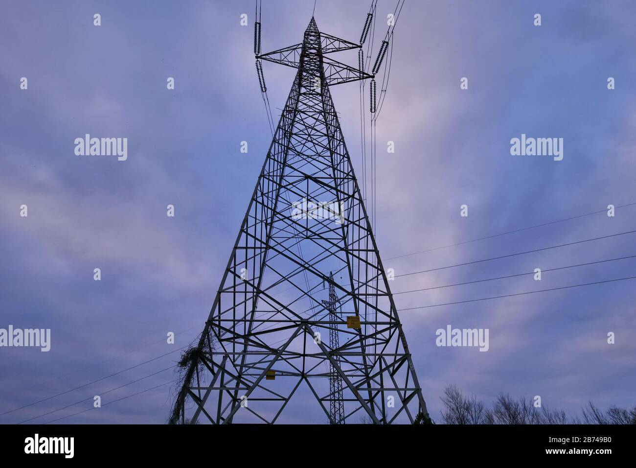 Steel truss pylons hi-res stock photography and images - Alamy