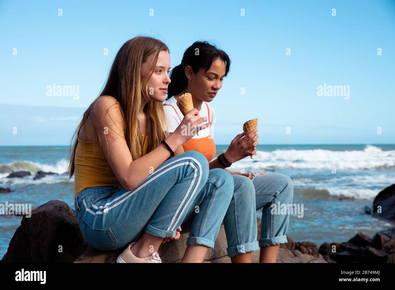 Eating ice cream sea hi-res stock photography and images - Alamy