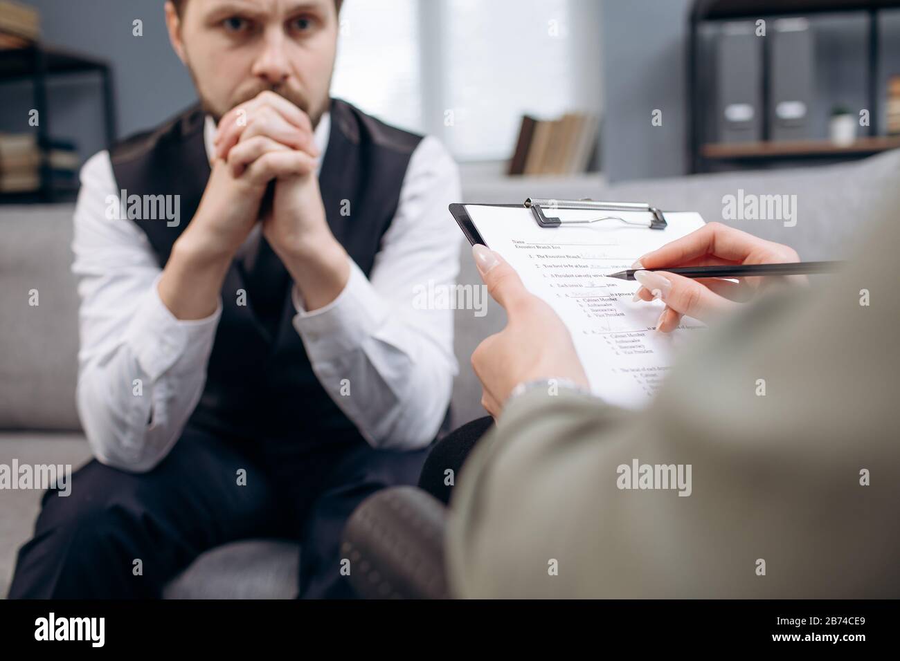 Psychiatrist and patient couch hi-res stock photography and images - Alamy