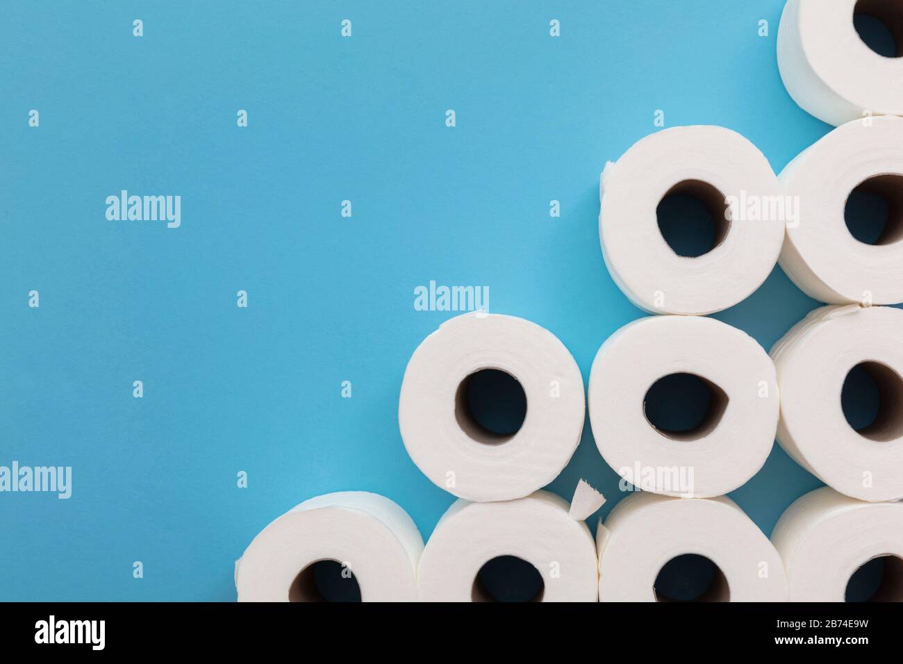 Toilet paper roll background. overhead flat lay Stock Photo - Alamy