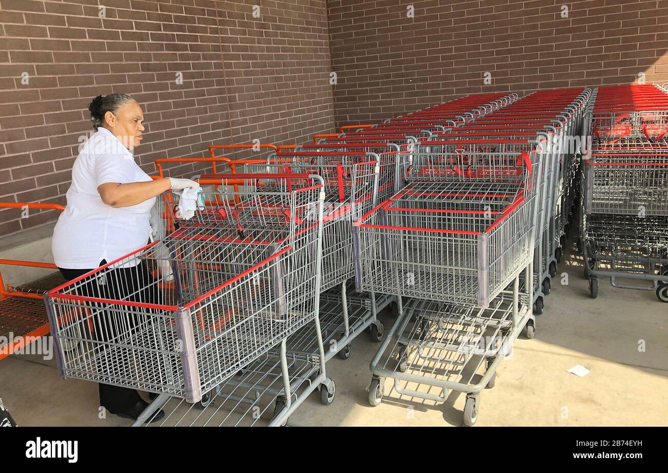 Employee shopping carts hi-res stock photography and images - Alamy