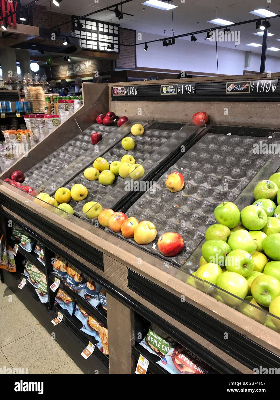 Empty produce shelves hi-res stock photography and images - Alamy