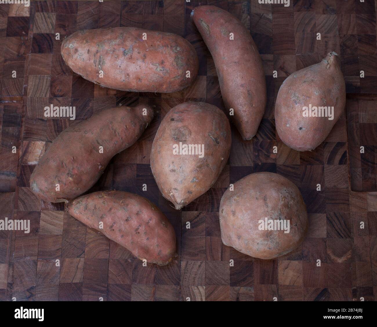 Whole cut raw potatoes hi-res stock photography and images - Alamy