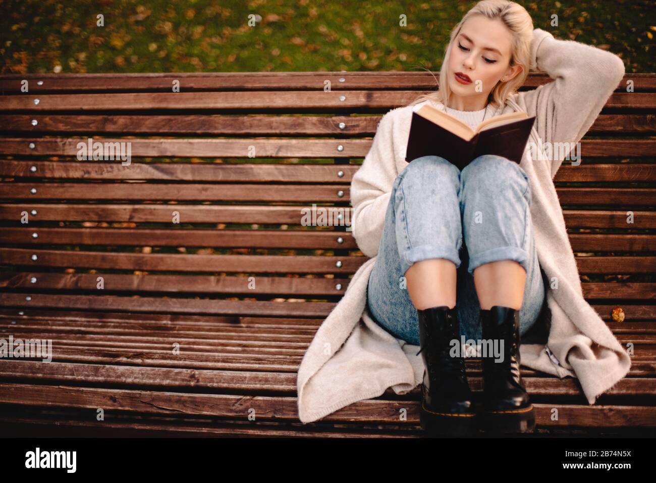 Reading park bench in fall hi-res stock photography and images - Alamy