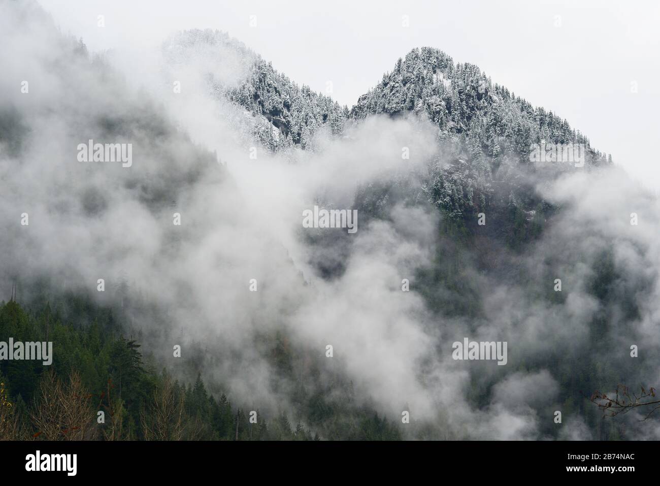 Fog covered peaks hi-res stock photography and images - Alamy