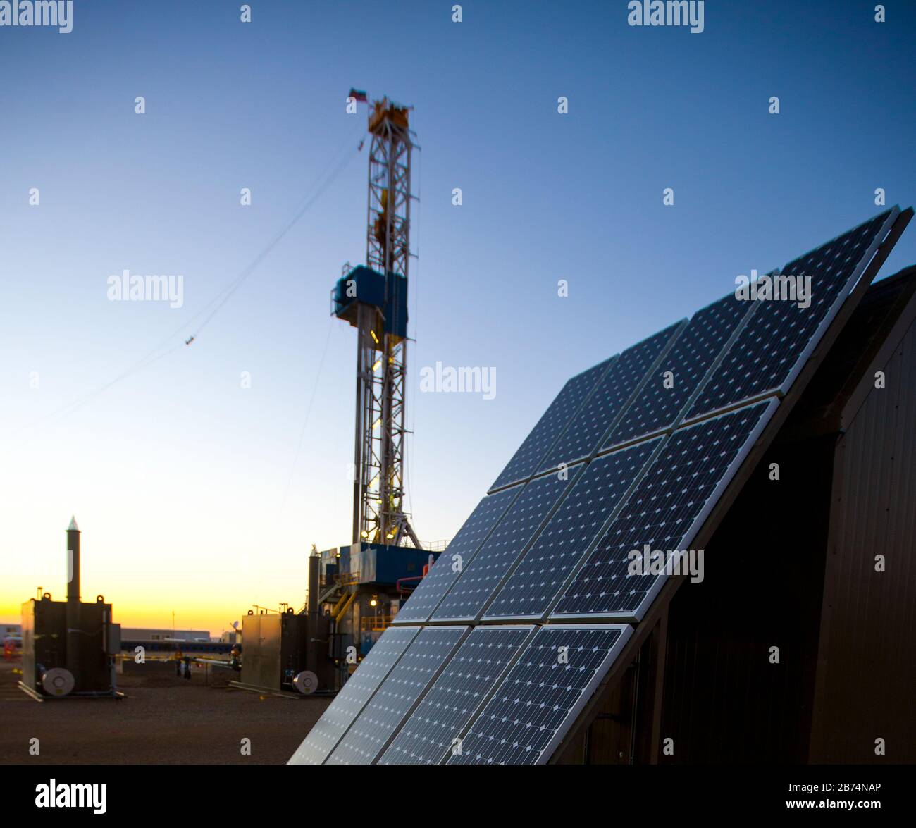 Solar power and fossil fuels hi-res stock photography and images - Alamy