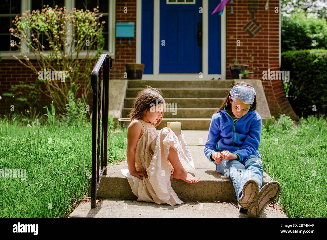 Two little girls sitting together hi-res stock photography and images ...