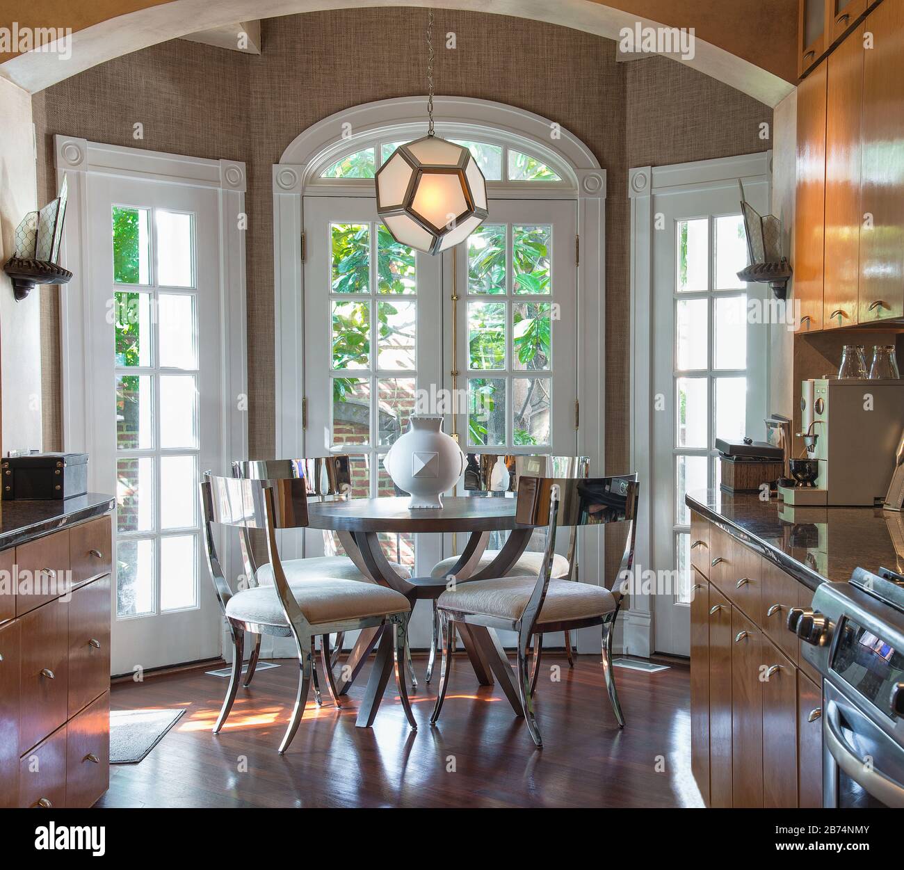 Contemporary decorating, Eat in kitchen Stock Photo - Alamy