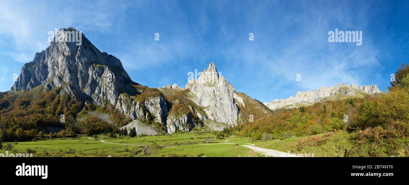 Cirque of lescun hi-res stock photography and images - Alamy