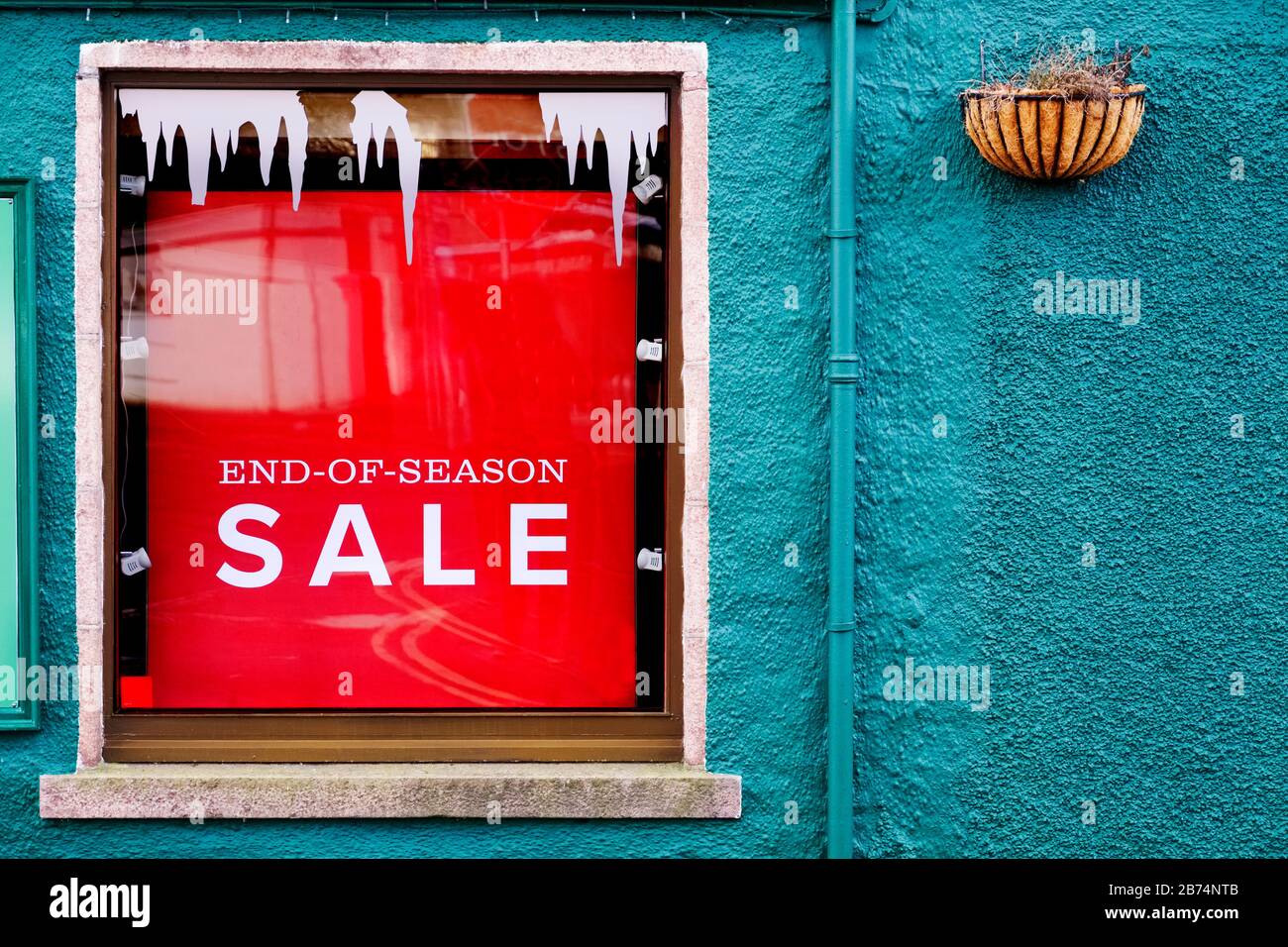 Closing down sale sign with further reductions and discount in shop ...