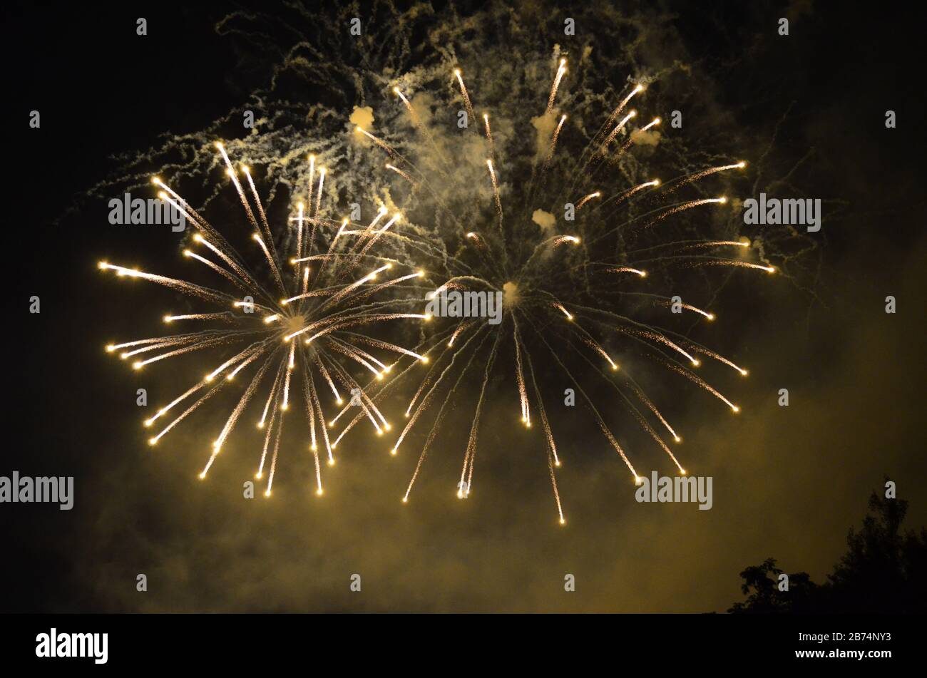 White firework hi-res stock photography and images - Alamy