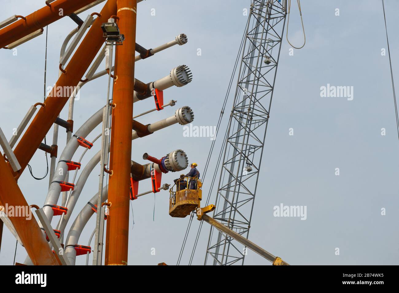Oil riser, offshore platform hi-res stock photography and images - Alamy