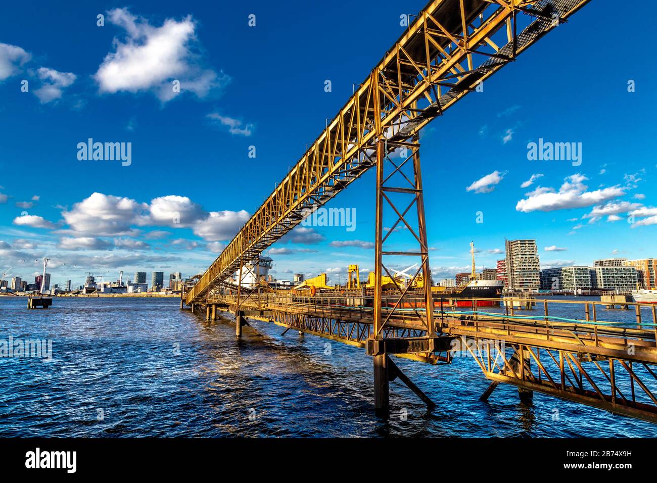 Concrete building london hi-res stock photography and images - Alamy