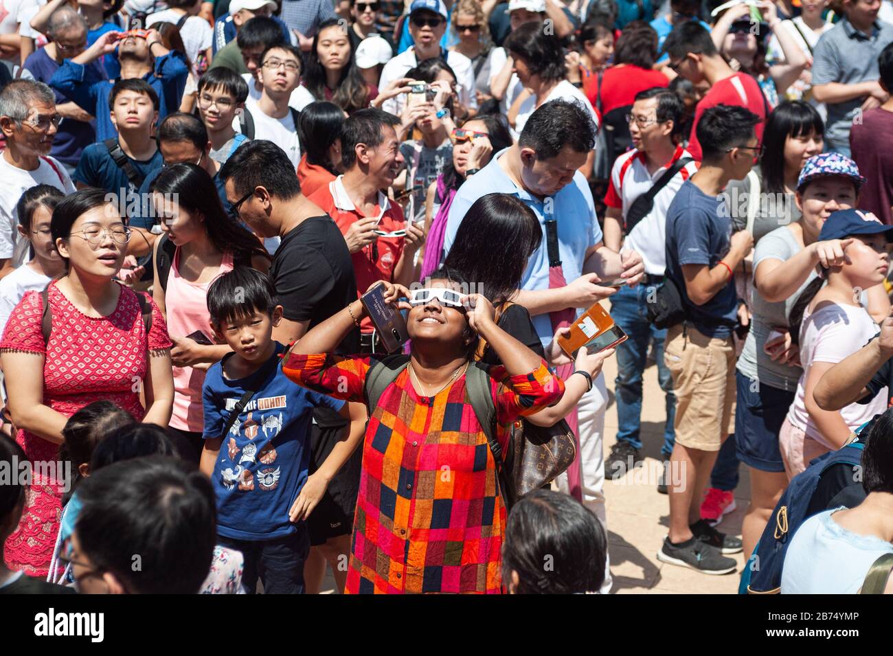 Crowd watching an eclipse hi-res stock photography and images - Alamy