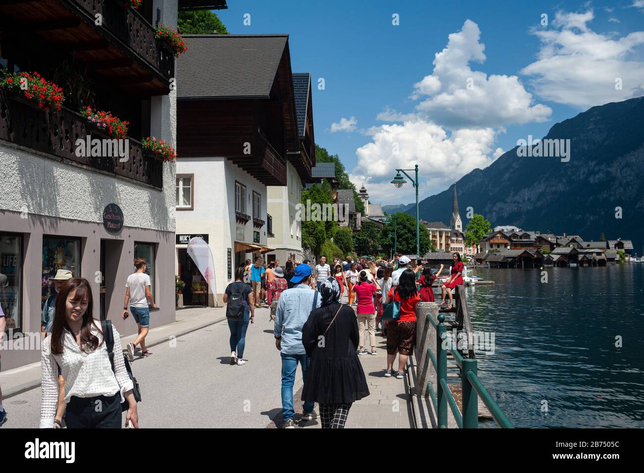 Hallstatt at lake hallstatt hallstaettersee hi-res stock photography ...