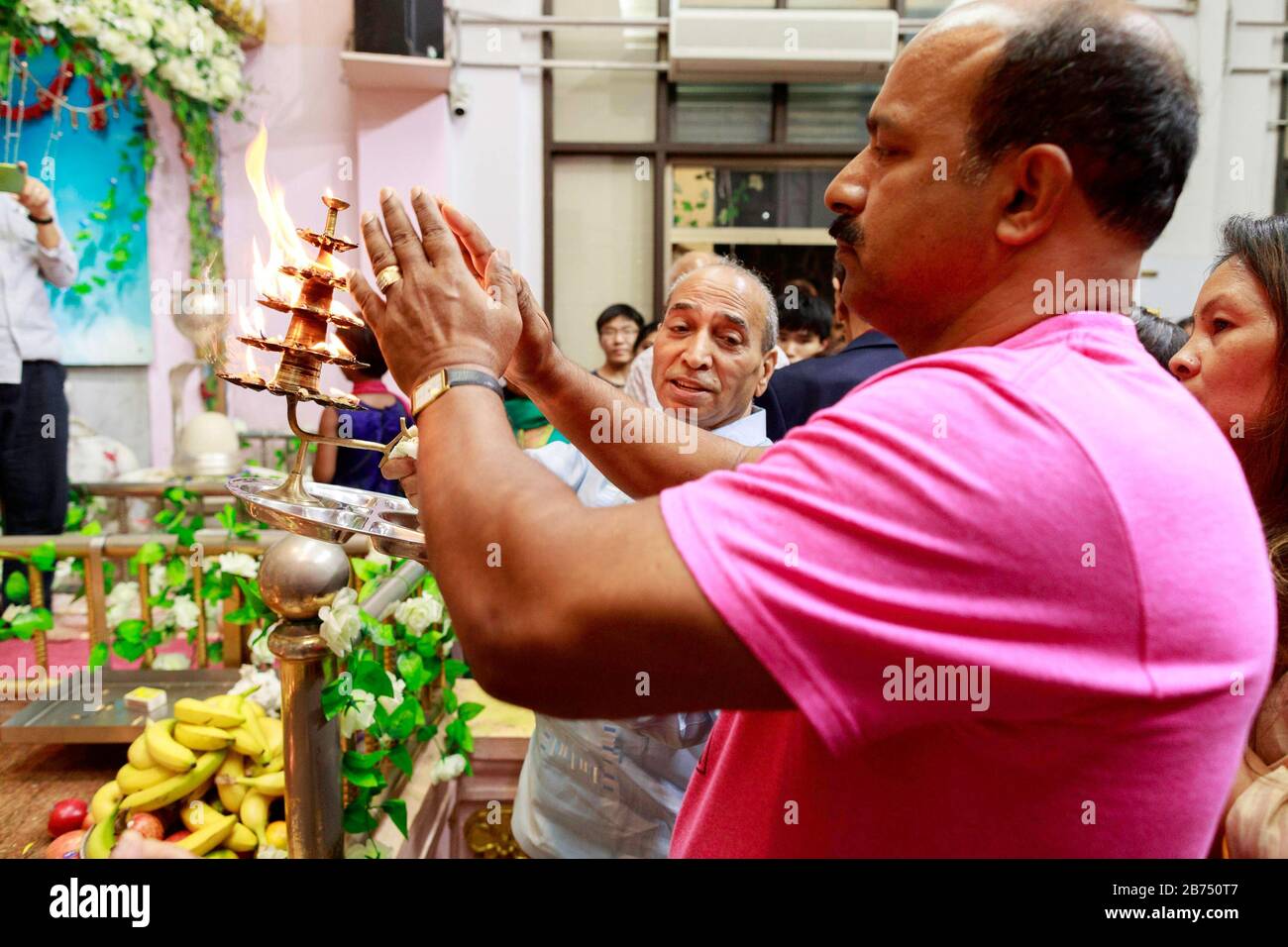 Worshippers celebrate Diwali at Hindu Temple of Happy Valley in Hong ...