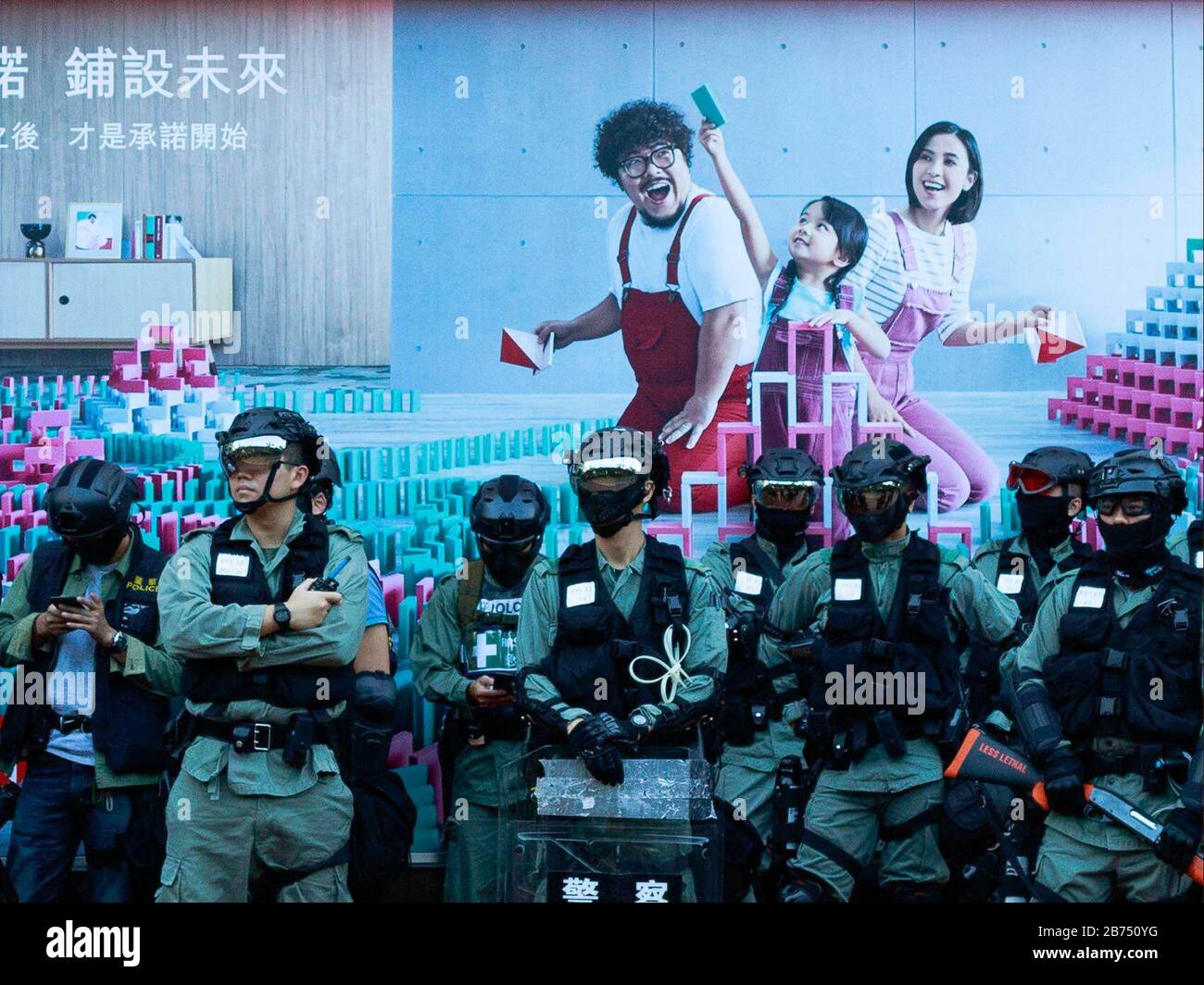 Disperse crowd hi-res stock photography and images - Alamy