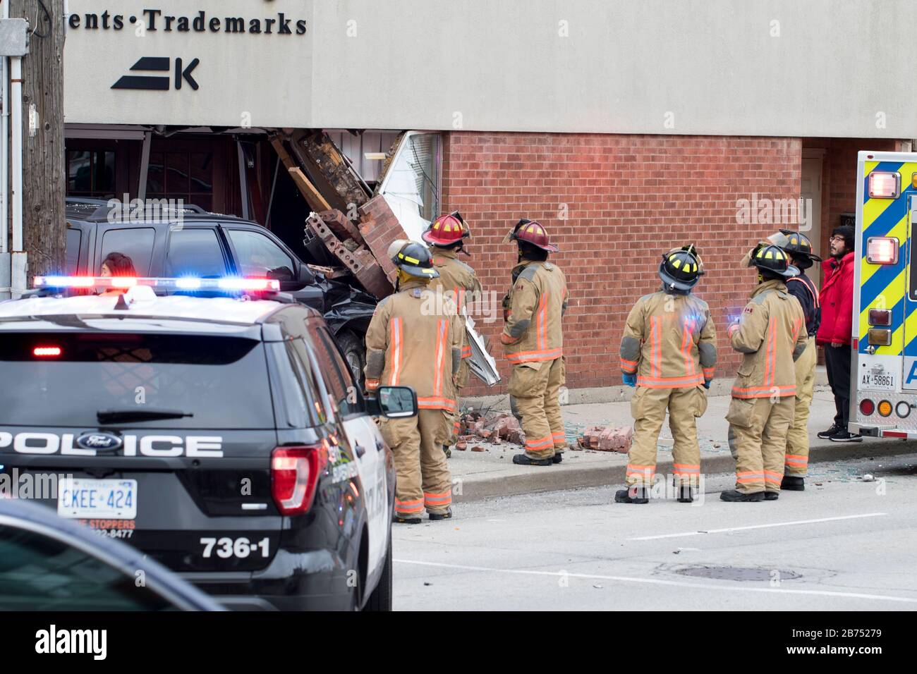 Paramedic police accident scene hi-res stock photography and images - Alamy