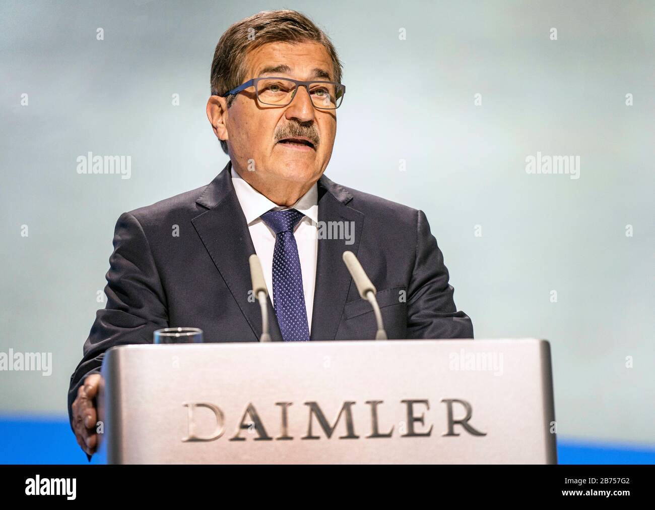 Chairman of the board of daimler ag dr manfred bischoff hi-res stock ...