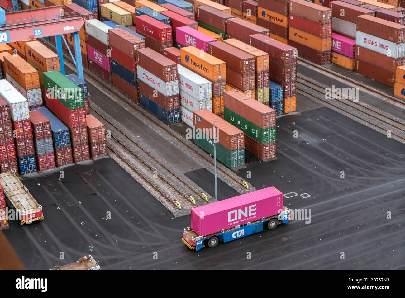 Loading containers onto ships High Resolution Stock Photography and ...