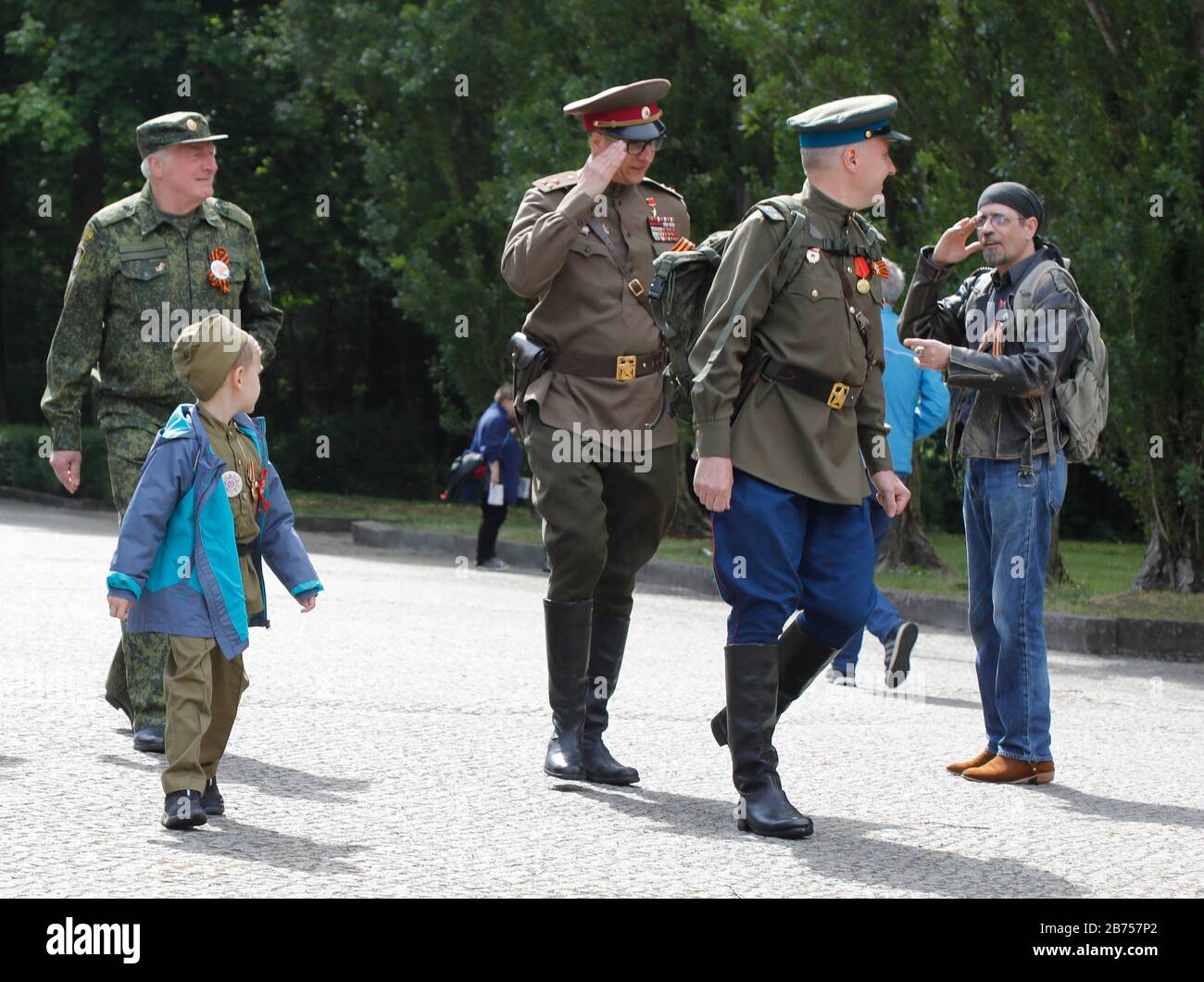 Men in Russian uniforms will salute and go to the Russian memorial in ...