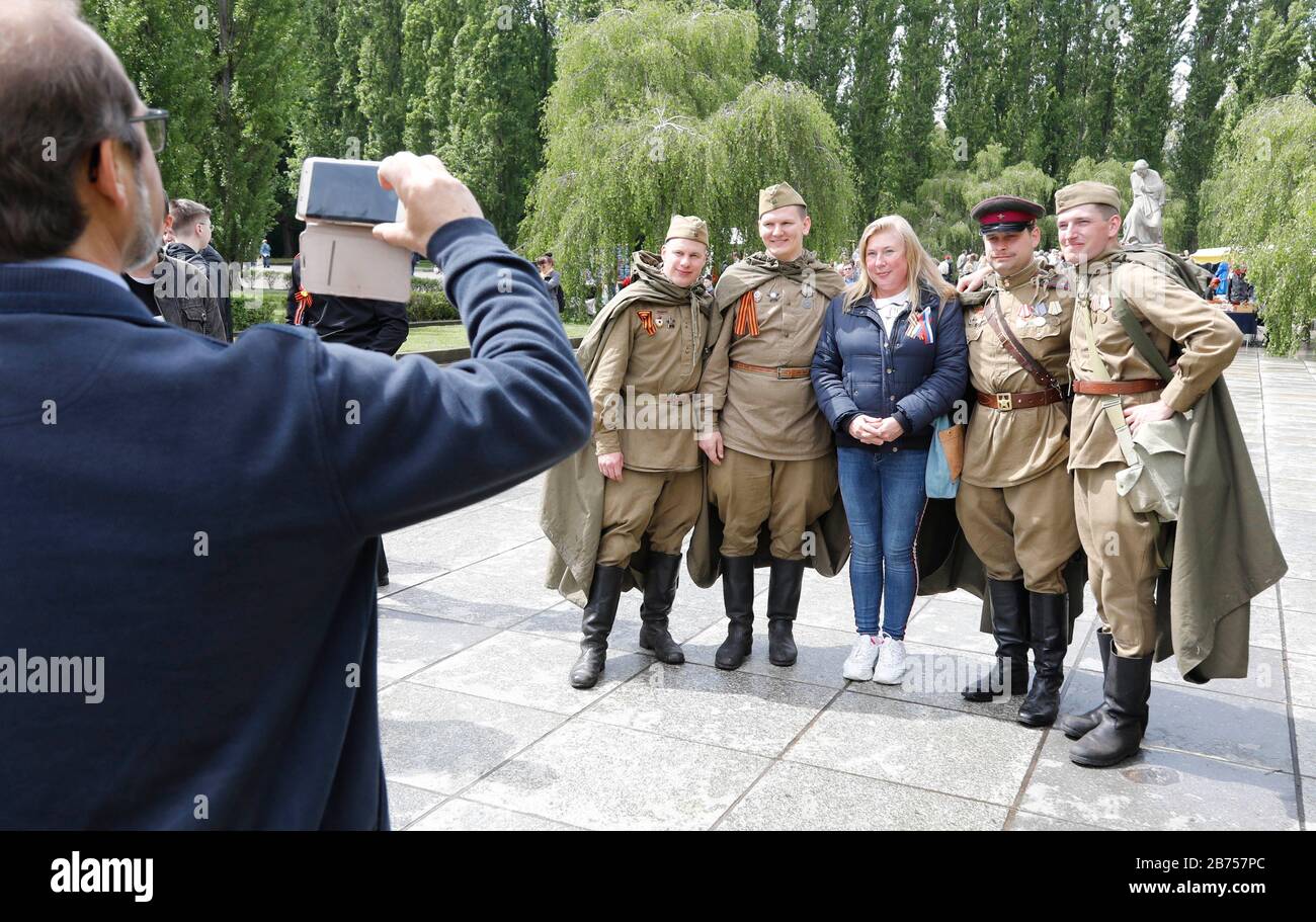 Men in Russian uniforms will go to the Russian memorial in Treptower ...