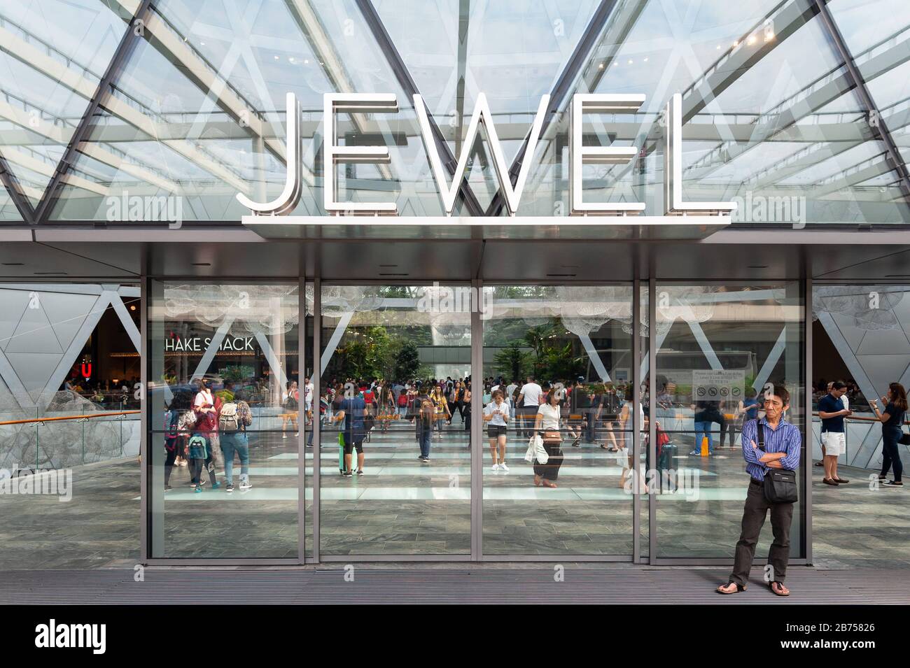 28.04.2019, Singapore, Republic of Singapore, Asia - A man is waiting ...